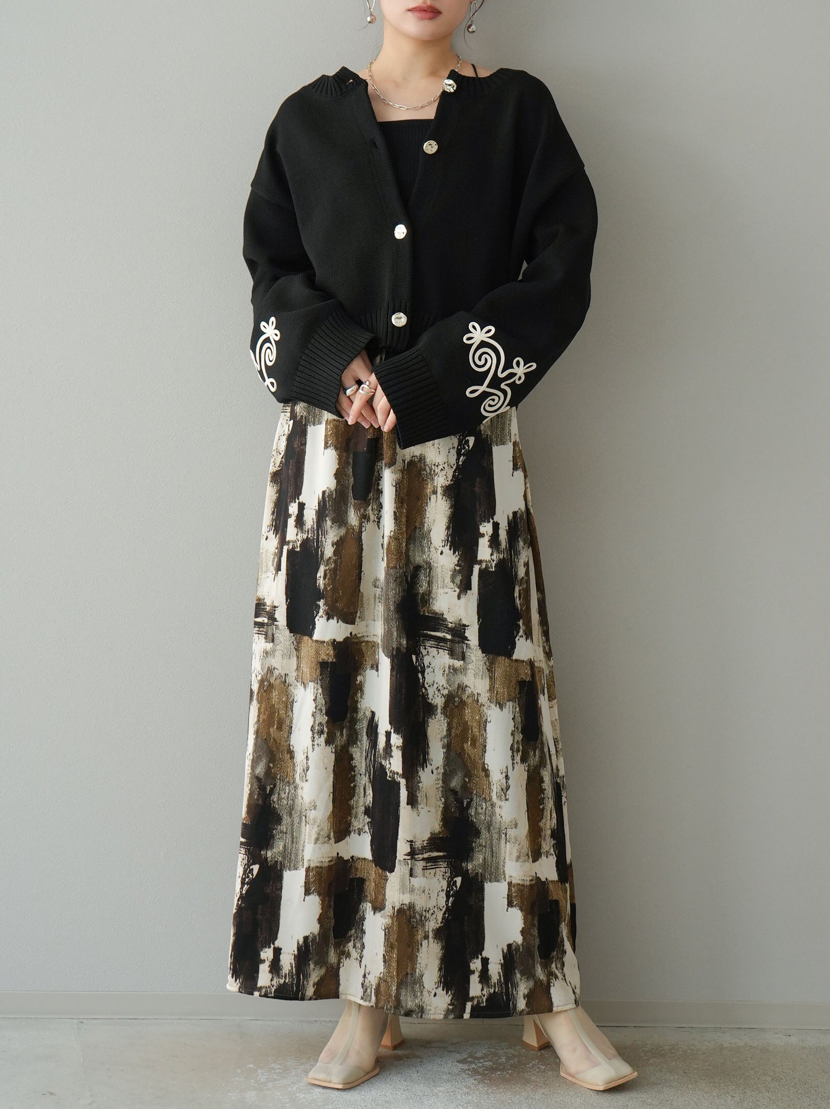 [SET]コード刺繍ゴールドボタンスポンジニットカーディガン+ペイント柄フレアロングスカート(2set) – Lumier