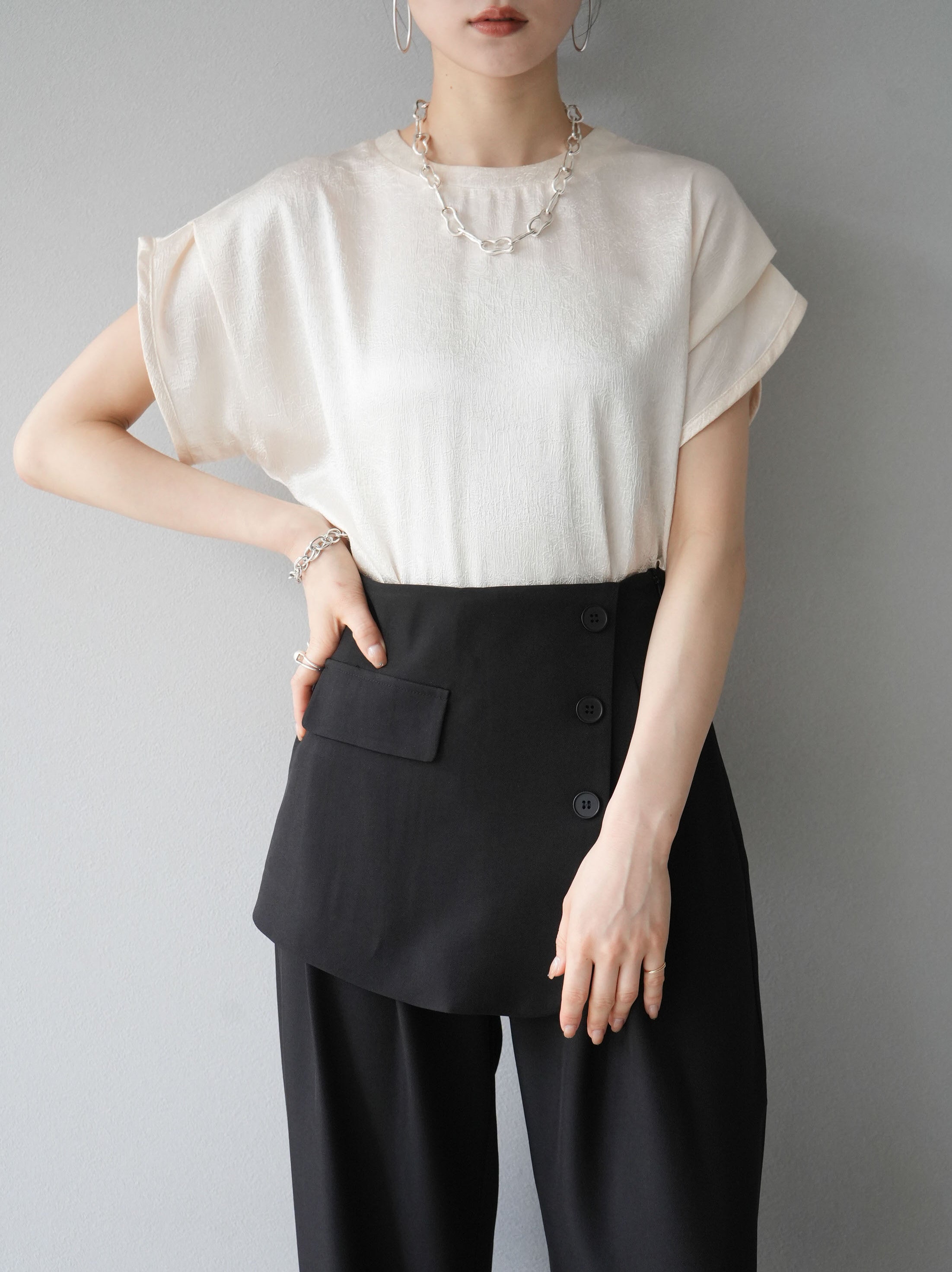 [Pre-order] Back Zip Tuck Shoulder Washer Satin Top/Ivory – Lumier
