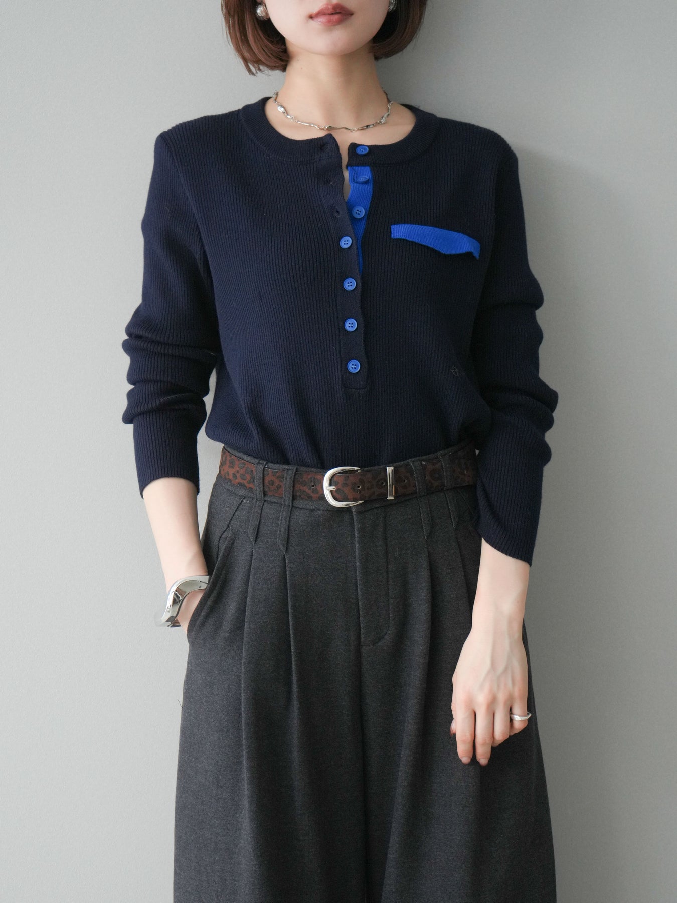 [予約]バイカラーデザインポケット配色ヘンリーネックニットソー/navy – Lumier